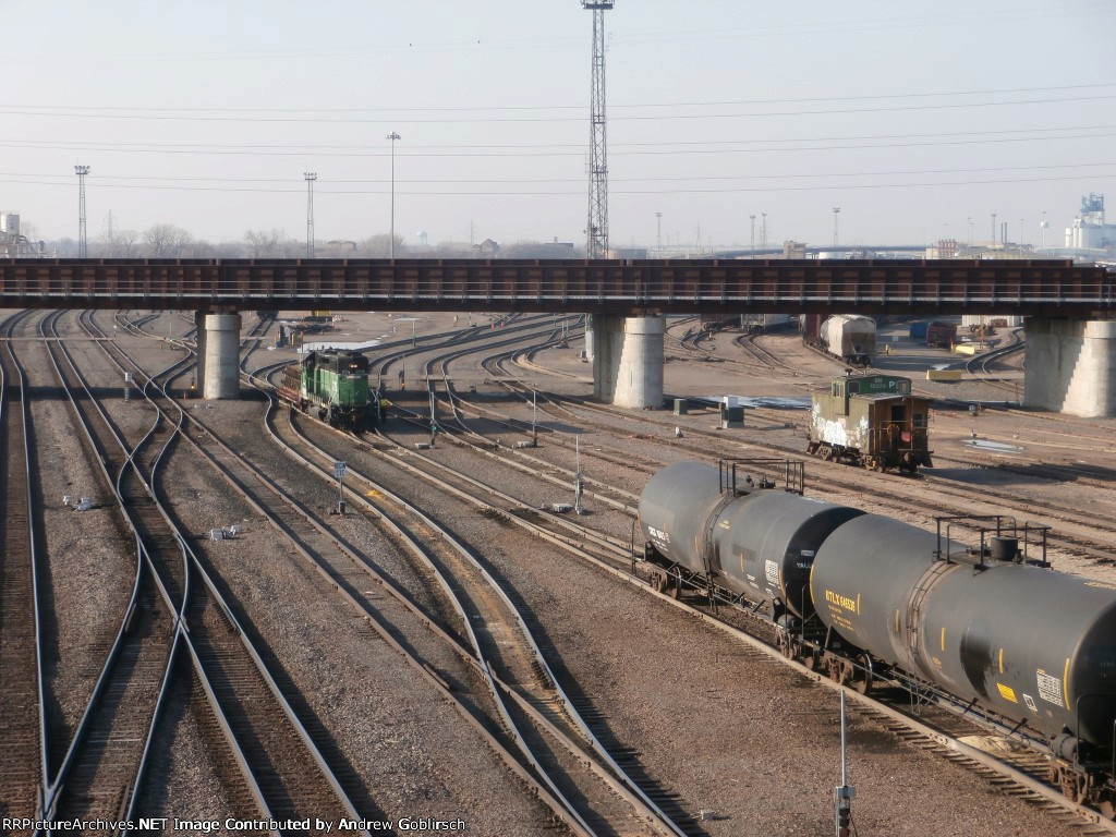 BNSF 2716, BN 12373 + Tank Cars